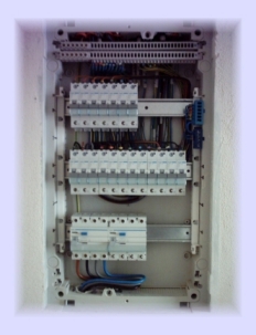 Zur Elektroinstallation gehören die Installation von Leitungen, das ...